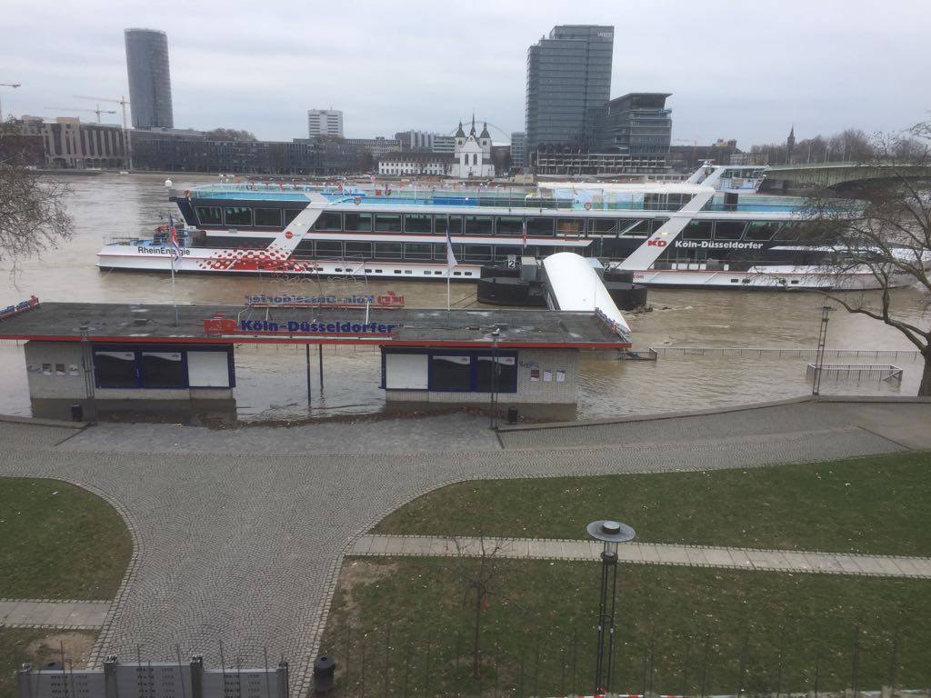 Hochwasser in Köln - Kölner Pegel steigt weiter Hochwasser in Köln - Kölner Pegel steigt weiter
